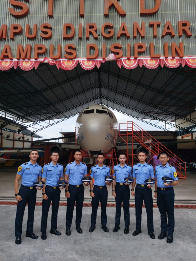 7 Ciri Khas Pramugari yang Membuat Profesi Ini Istimewa - FLIGHT ...